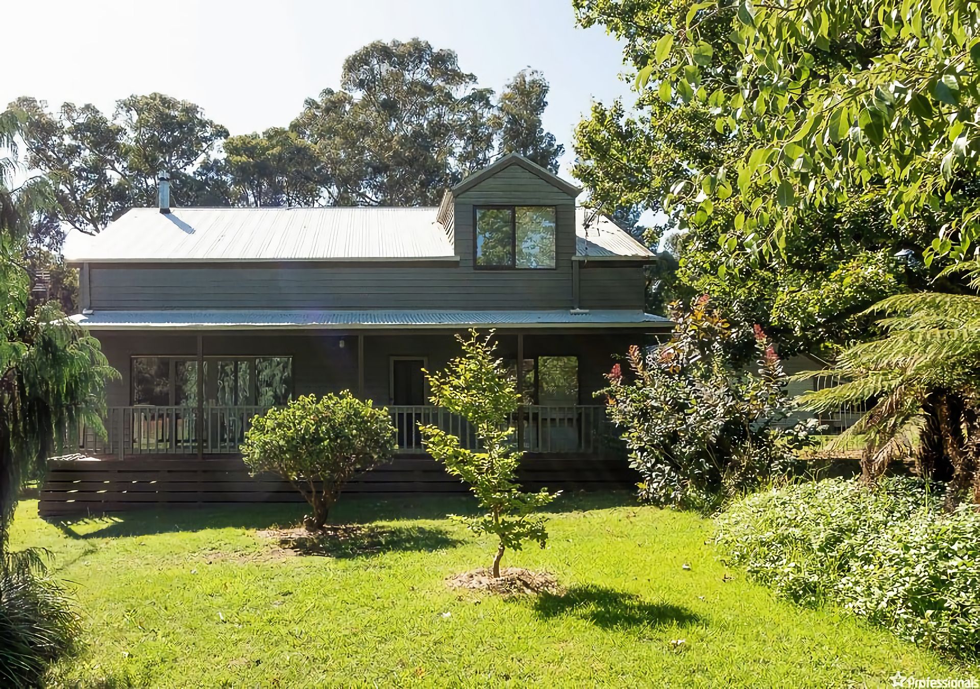 MOUNTAIN ASH LODGE set amongst the trees - Marysville Accommodation ...